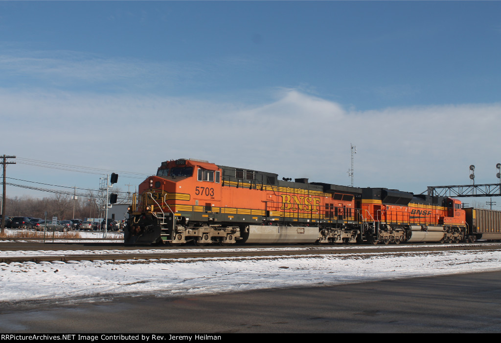 BNSF 5703 & 9024 (4)